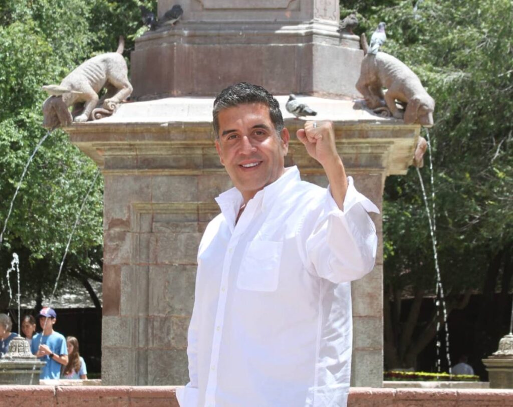 Va Chema Tapia por la capital de Querétaro con bandera de Morena